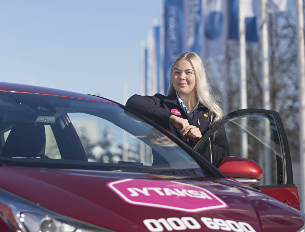 Jytaksi aloittaa apteekkituotteiden toimitukset - JYTAKSI